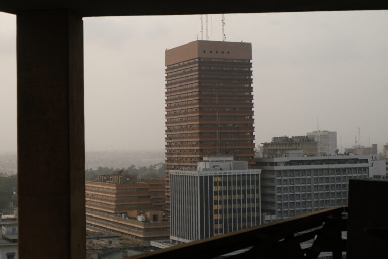 Abidjan, la Dame du Plateau, pyramide afrofuturiste | Chroniques d ...