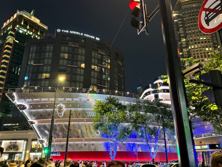 À Shanghai, naufrage annoncé pour « The Louis » (Vuitton ...